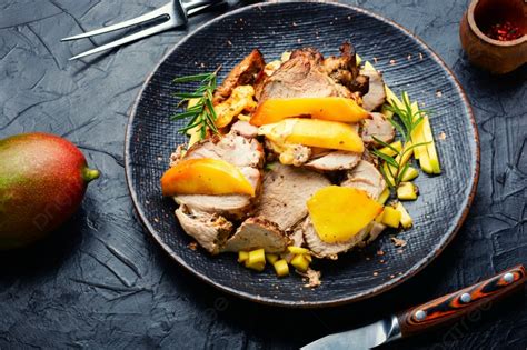 망고와 치즈를 곁들인 맛있는 구운 고기 망고와 치즈를 곁들인 튀긴 돼지고기 사진 배경 및 무료 다운로드를위한 그림 Pngtree