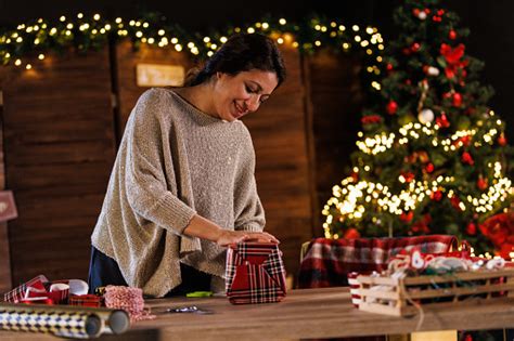 테이블 위에 서서 귀여운 크리스마스 선물을 포장하는 여자 성탄절 선물에 대한 스톡 사진 및 기타 이미지 성탄절 선물 포장하기 성년 여자 Istock