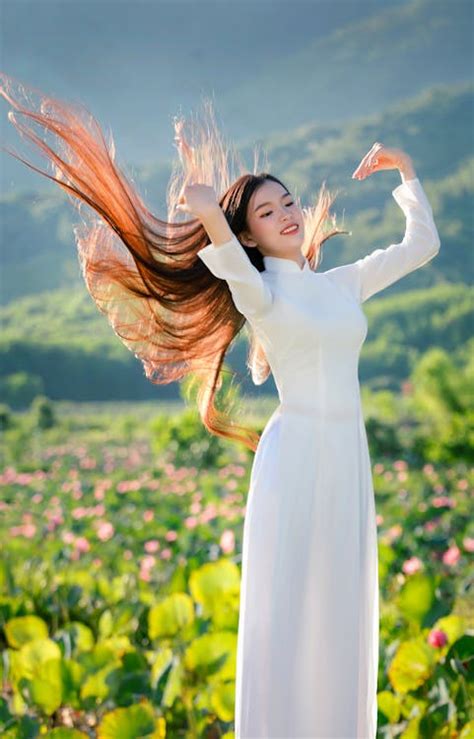 베트남 전통 의상을 입은 우아한 여성 · 무료 스톡 사진