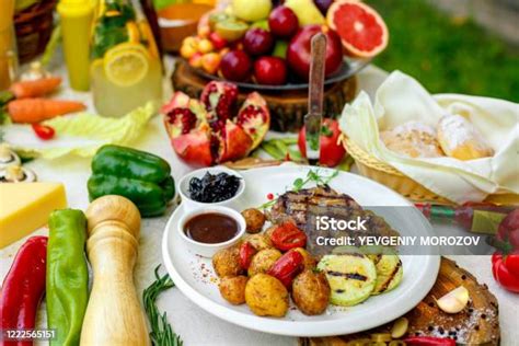 바비큐 육즙이 많은 스테이크와 그릴에 구운 채소와 소스를 흰 접시에 얹어 0명에 대한 스톡 사진 및 기타 이미지 0명 갈색 감자 요리 Istock