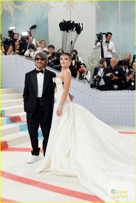 Full Sized Photo Of Florence Pugh Debuts Shaved Head At Met Gala 10