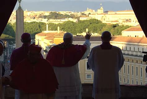 ЗА ПЪРВИ ПЪТ ПАПАТА Е АМЕРИКАНЕЦ Робърт Превост приема името Лъв Xiv НА ЖИВО Информационна