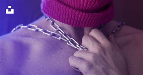 분홍색 마스크를 쓰고 목에 사슬을 두른 남자 사진 Unsplash의 무료 조명 이미지