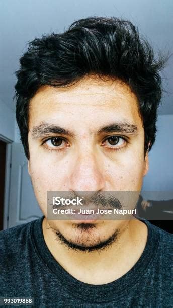 조금 웃 고 백인 백인 남자입니다 리더십 및 자기 직원의 개념입니다 긍정적인 감정 표현에 대한 스톡 사진 및 기타 이미지 긍정적인 감정 표현 남자 남자 사업가