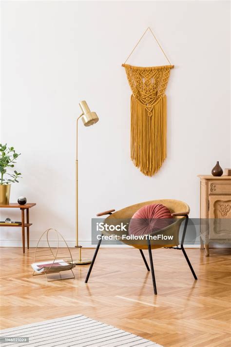 디자인 골드 안락의 자 램프 거울 식물 야자수 잎 꿀 노란색 마크 라 메 및 액세서리와 드레싱 테이블 거실의 세련 되 고