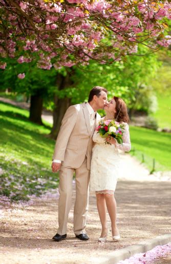Cantik Pengantin Baru Pasangan Berciuman Di Taman Di Musim Semi Foto