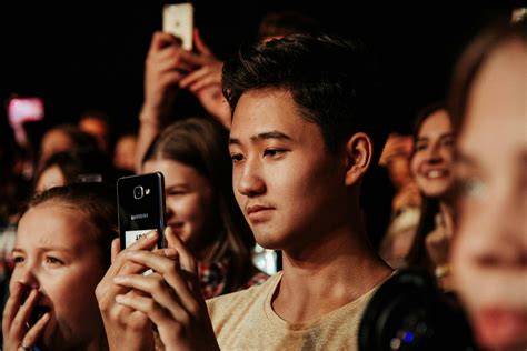 경험 공유 된 군중 그룹 기술 대중 문화 디지털 라이브 라이브 공연 라이브 이벤트 모바일 사진 모임 문서 문화적 뮤직홀 밤문화 보고 있는 사람