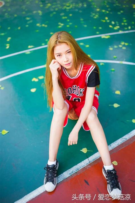 藍球場上的迷人少女嬌嫩美白 每日頭條