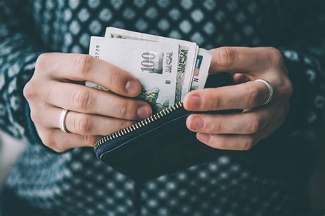 რატომ უნდა მოერიდოთ საფულეში მსხვილი კუპიურის მოკეცილად ჩადებას 9 რჩევა ფულის მოსაზიდად