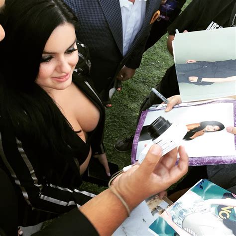 Ariel Winter Tits Sign Autographs Of The Day