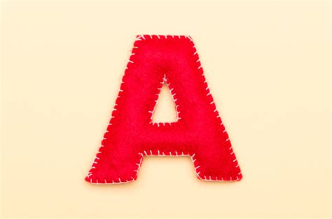 빨간 펠트에 고립 된 크림 배경 A 알파벳의 편지에 의하여 이루어져 있다 0명에 대한 스톡 사진 및 기타 이미지 0명 노랑