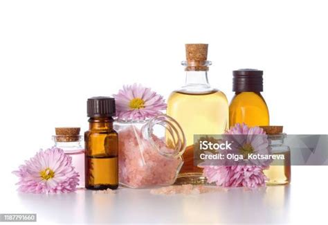 꽃 핑크와 노란 물과 병 목욕 소금과 Spa에 국화 에센셜 오일 흰색 배경에 고립 0명에 대한 스톡 사진 및 기타 이미지 0명 갈색 건강관리와 의술 Istock