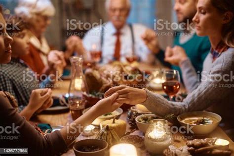 추수감사절에 가족 기도 중에 손을 잡고 있는 어머니와 딸의 클로즈업 가족에 대한 스톡 사진 및 기타 이미지 가족 식사기도 저녁 식사 Istock