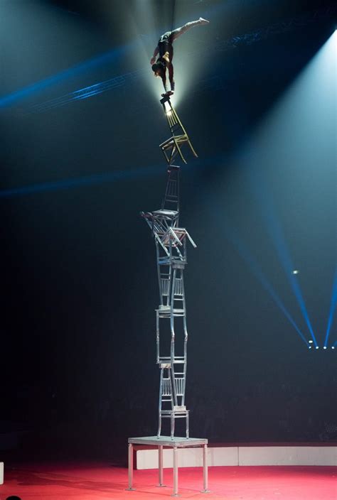 Дэлхийд анх удаа 11 метрийн өндөрт тэнцвэрийн гайхамшгийг үзүүлжээ