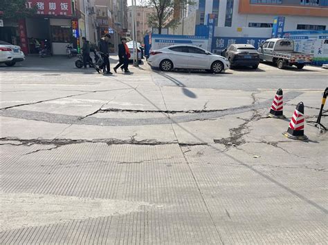 视频 （巡城马）南头镇这段路坑洼不平 街坊直言开车犹如坐“过山车”？