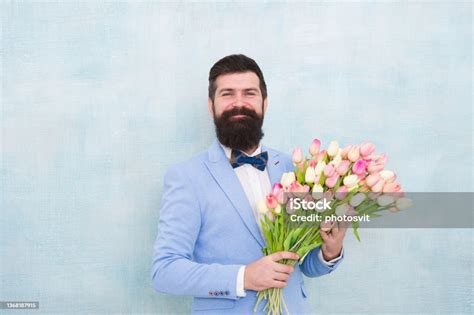 튤립 꽃과 나비 넥타이에 수염 남자 결혼식 파티에서 신부 신랑 봄 꽃다발 행진의 8 꽃과 사랑 날짜 생일 축하해요 여성의 날 공식적인 성숙한 사업가 영원히 젊은 감정에 대한