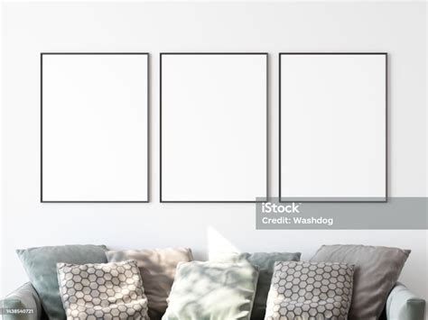 거실의 흰 벽에 매달려 있는 세 개의 빈 액자 콘텐츠를 위한 장소입니다 3d 그림입니다 0명에 대한 스톡 사진 및 기타 이미지