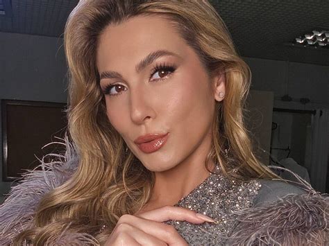 Nos Eua Lívia Andrade Puxa Biquíni E Quase Mostra Demais