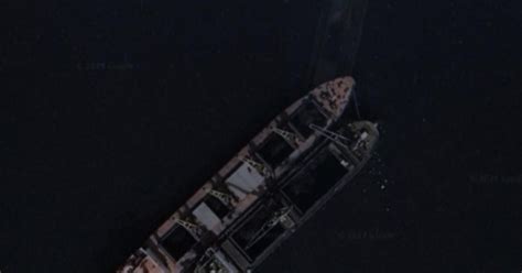 선체 맞대고 검은 물체 이동 북 동해서도 불법 해상 환적 정황”