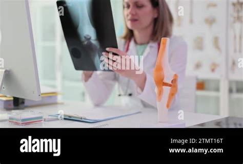Knee Meniscus Tear Stock Videos And Footage Hd And 4k Video Clips Alamy