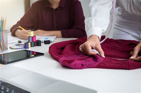 두 젊은 양 장점 또는 작업 논의 패션 디자이너 동료 프로젝트 디자이너 옷 직업 및 직업 직업 패션 디자이너 세련 된 개념에 대