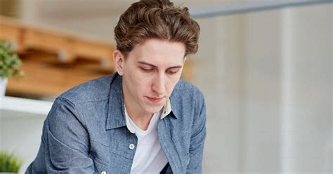 패턴으로 작업하고 사무실에서 노트북을 사용하는 진지한 디자이너 사진 Unsplash의 테이블 이미지