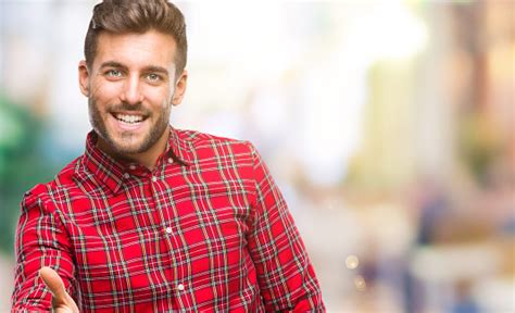 웃 고 인사 하 고 환영으로 제공 하는 친절 한 악수 하는 격리 된 배경 위에 젊은 잘생긴 남자 성공적인 사업입니다 긍정적인 감정 표현에 대한 스톡 사진 및 기타 이미지