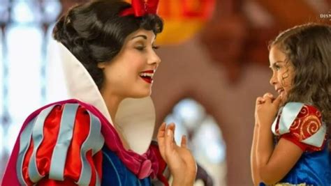 فندق ديزني لاند الجديد الوجبات مع ميكي والإقامة في أجنحة أميرية