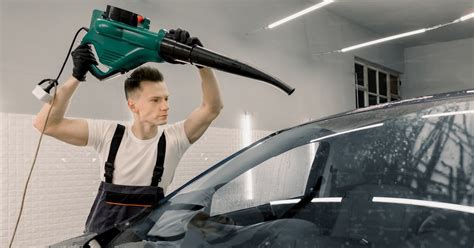 세차 및 디테일링 개념 전문 젊은 남성 자동차 서비스 노동자 특수 기계를 들고 물로 씻은 후 젖은 차를 말리십시오 사진 Unsplash의 자동차 디테일링 이미지