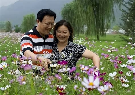Tang Guoqiang Rarely Poses With His Wife In The Flowers Dressed Very Plainly Like An Ordinary