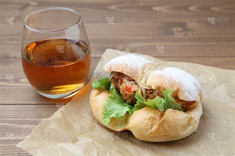 炸鸡汉堡生菜放在牛皮纸上隔放在木桌上