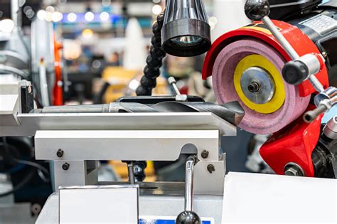 드릴 비트 또는 절삭 공구는 고정밀 공구 샤프너 기계의 돌 분쇄기 휠에 의해 선명하거나 분쇄합니다 빻기에 대한 스톡 사진 및