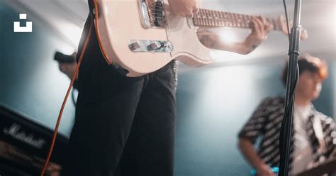 흰색 어쿠스틱 기타를 연주하는 검은 티셔츠를 입은 여자 사진 Unsplash의 무료 하이브 룸 Surrey의 리허설 And 녹음 스튜디오 이미지