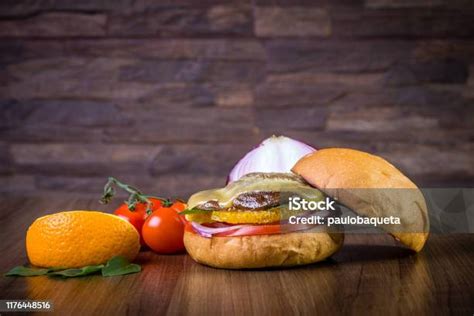 치즈 오렌지 바질 잎 표고버섯 보라색 양파를 곁들인 채식 수제 버거 고기에 대한 스톡 사진 및 기타 이미지 고기 굽기 길거리 음식 Istock