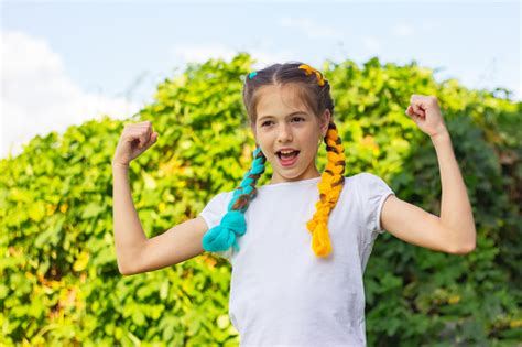 파란색과 노란색 머리를 가진 귀여운 소녀는 승리에 기뻐합니다 10 11세에 대한 스톡 사진 및 기타 이미지 10 11세 Championship 경기 스포츠 Istock