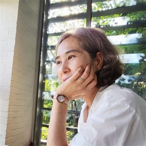 스레드는 처음이야 슬슬 둘러보며 탐색하다 같이 놀고 싶어 들어왔어 책 좋아하고 글 쓰는 친구들 많아 자석처럼 이끌려왔네 난
