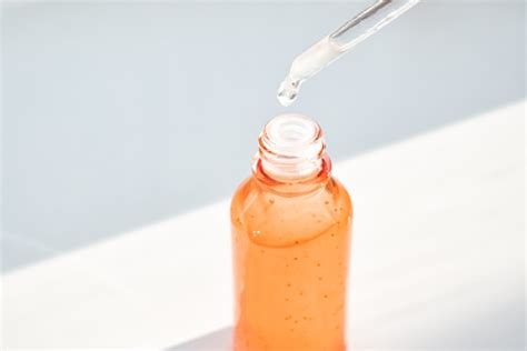 얼굴 피부를 위한 콜라겐의 본질이 있는 파이펫이 있는 항아리 노화 방지 세럼 0명에 대한 스톡 사진 및 기타 이미지 0명 건강관리와 의술 과학 실험 Istock