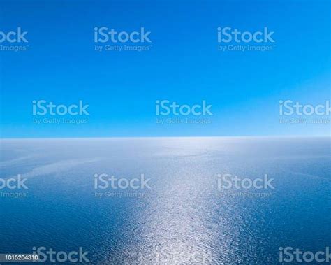 푸른 바다 물 배경 및 태양 반사의 공중 전망 공중 비행 무인 항공기 보기입니다 파도 물 맑은 열 대 바다에 표면 질감 공중 사진입니다 Birdseye입니다 바다 해변 하늘