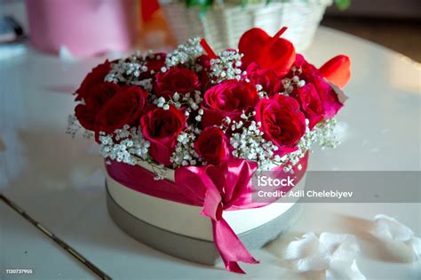 선물 상자에 아름 다운 장미 꽃의 심장 모양의 꽃다발 수 제 분홍색과 빨간 꽃다발은 클로즈업에 사랑 Hart 모양 발렌타인 장미 부르고뉴 장미와 하트 모양의 상자 결혼식에