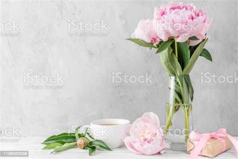 흰색 테이블에 분홍색 파스텔 모란 꽃 선물 상자와 커피 컵과 여전히 생활 봄 휴가 또는 결혼식 개념 결혼식에 대한 스톡 사진 및 기타 이미지 Istock