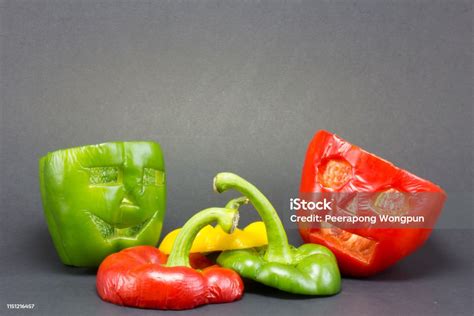 할로윈에 대 한 어두운 배경에서 피망에 새겨진 무서운 얼굴 계절에 대한 스톡 사진 및 기타 이미지 계절 귀여운 노랑 Istock