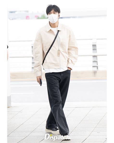 디스패치 스타일 이민호가 오늘13일 해외 일정 참석 차 말레이시아로 출국했습니다 이민호는 코튼 재킷과 블랙 진을 매치해 간절기 패션의 정석을 선보였습니다