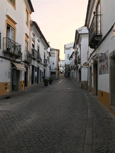 무료 이미지 거리 도시 이웃 도로 골목 조약돌 인간 정착 하부 구조 건물 바닥 노면 시티 레인 비 건축물 집 주거 지역 3024x4032