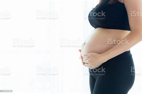 손을 사용 하 여 배꼽을 잡고 아름 다운 임신한 여자 매력적인 아름 다운 임신 한 소녀 또는 엄마가 너무 사랑 아기 매력적인 아름 다운 젊은 어머니는 자신을 아주 잘 봐