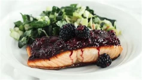 ორაგულის ფილე მაყვლის სოუსით