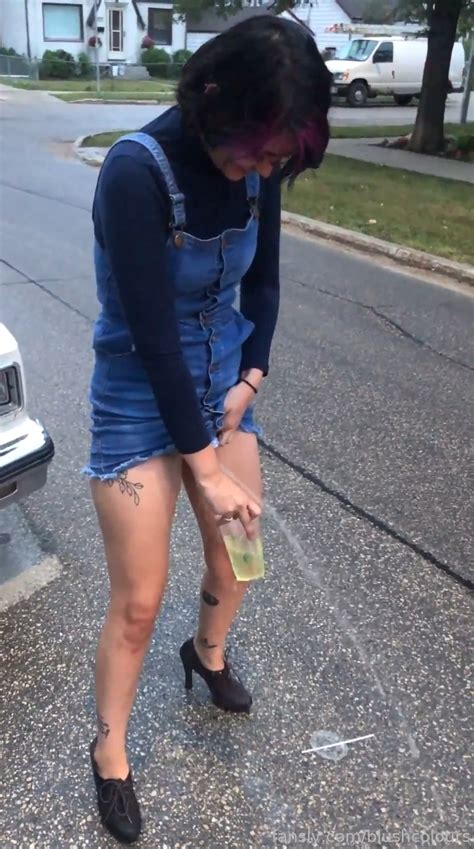 Girl Caught Pissing In A Cup On The Middle Of A Street 日本語で