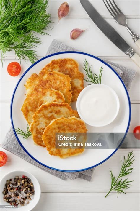 감자 팬케이크 Latkes 또는 Draniki와 신선한 허브와 사워 크림을 흰색 나무 배경에 접시에 담습니다 평면도 복사 공간 라트케에 대한 스톡 사진 및 기타 이미지