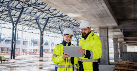 건설 현장에 야외에 서 있는 남성과 여성 엔지니어의 전면 모습 태블릿을 사용 복사 공간 사진 Unsplash의 매니저 이미지
