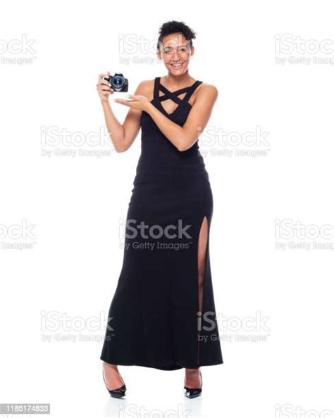 전체 길이1 인전면 2029세 성인 아름 다운 아프리카 민족아프리카계 민족젊은 여성 사진작가사진 앞 흰색 배경 착용 드레스 미소행복쾌활 한 20 24세에 대한 스톡 사진 및