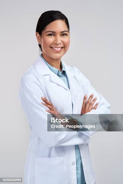 회색 배경에 대한 스튜디오에서 접힌 팔로 서 있는 매력적인 젊은 여성 과학자의 자른 초상화 20 29세에 대한 스톡 사진 및 기타 이미지 20 29세 30 34세